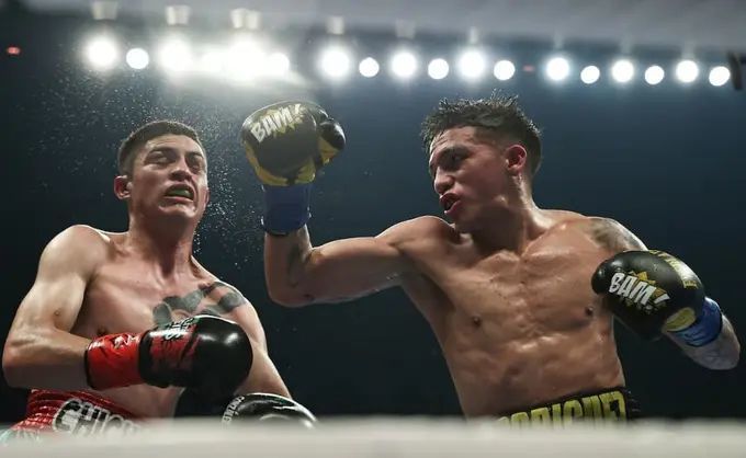 El campeón de la WBO Jesse Rodríguez sufrió una fractura en su mandíbula en medio de su pelea ...